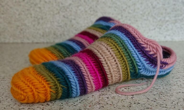 Needlebinding thin summer socks. – Needlebinding.com